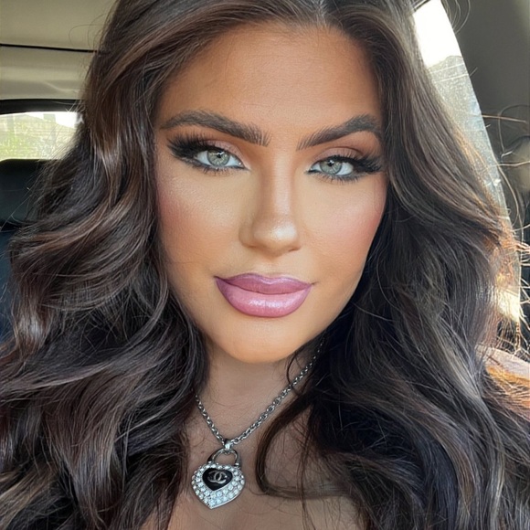 Brooke's Closet (@beautybrooke) | Poshmark